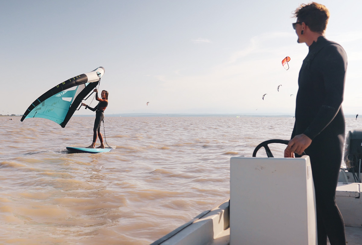 Einsteiger-Tipps: So gelingt dein erster Wingfoil-Kurs - Wingsurfcenter.at